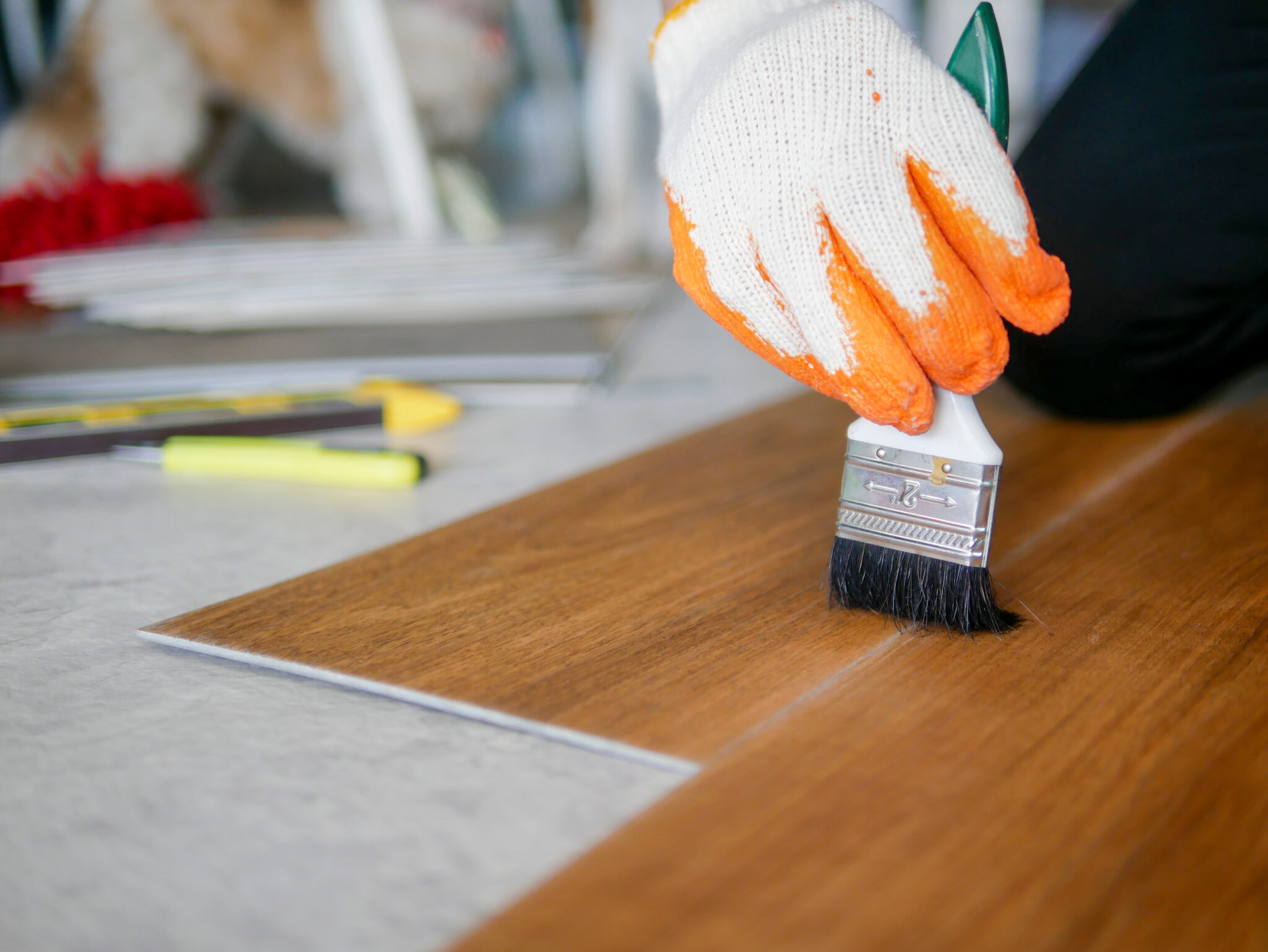 How to Remove Paint From Vinyl Flooring In 4 Ways - Country Diaries